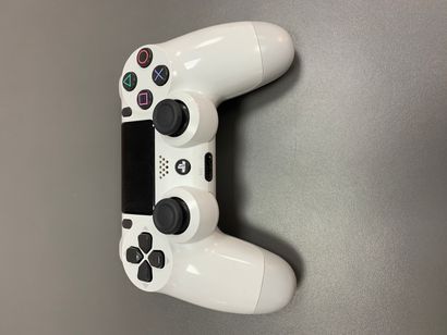 Купить DUALSHOCK 4 VERSION 2 WHITE Б/У 21006159 в интернет магазине ...